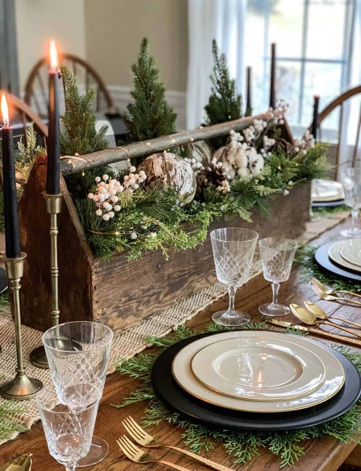 21+ Cozy, Easy, & Elegant Winter Tablescape Ideas